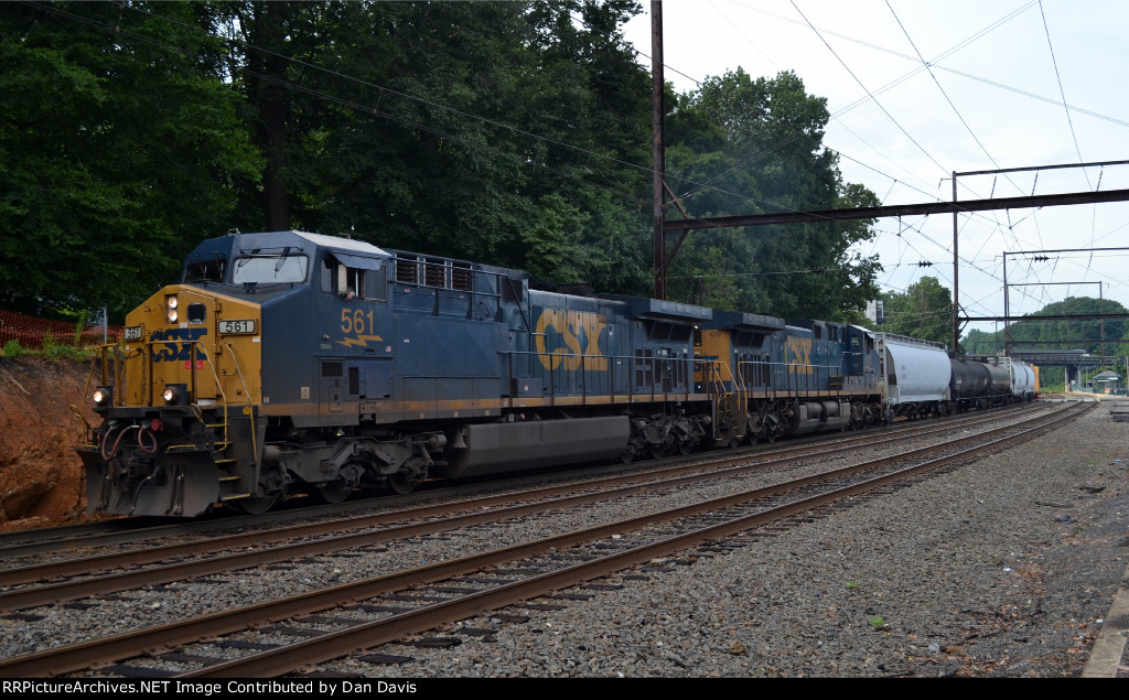 CSX CW44AHs 561, 570 on Q418-14